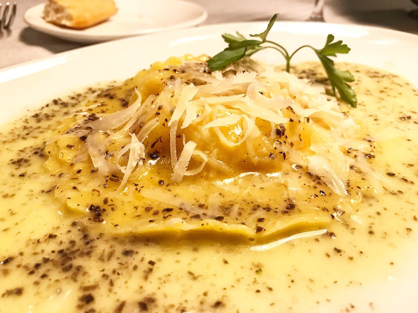 Raviolón de parmesano, yema de huevo y trufa negra - Come-Me